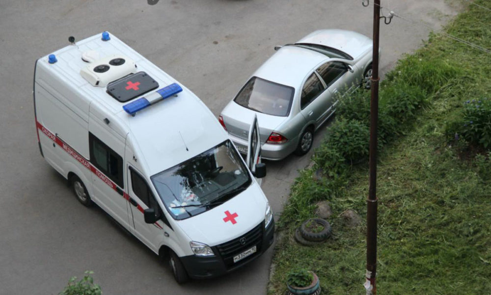 Житель Карелии переломал приятелю ребра из-за девушки